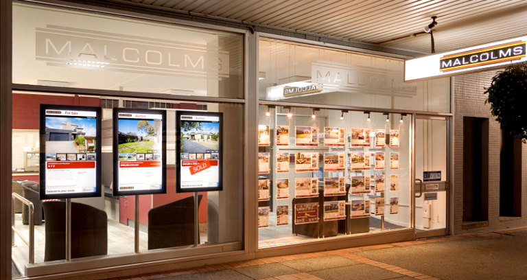 Expositores publicitarios en escaparates: el poder de la tecnología ...